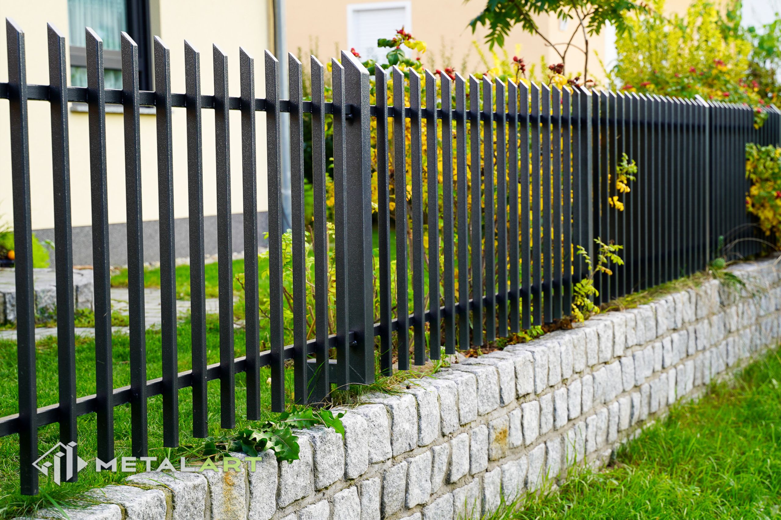 Schöner moderner Zaun mit Hammerschlag-Farbe günstig
